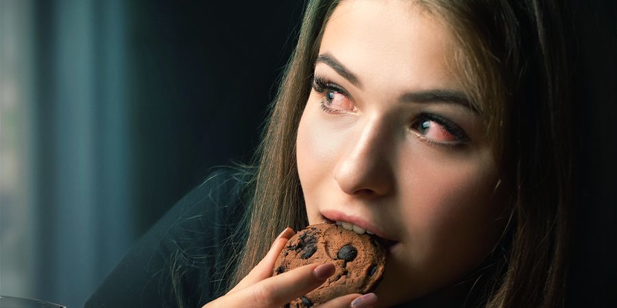 Pourquoi Le Cannabis Rend Les Yeux Rouges (Et Quoi Faire) - Zamnesia Blog